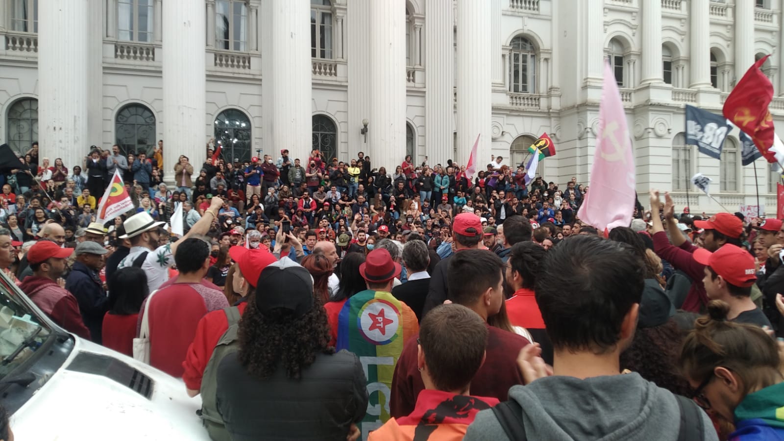 'Sem anistia': manifestantes ocupam Praça Santos Andrade
