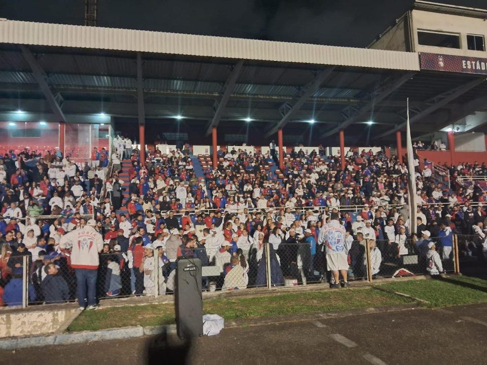 Torcida do Paraná Clube enche a Vila para mostrar amor ao time